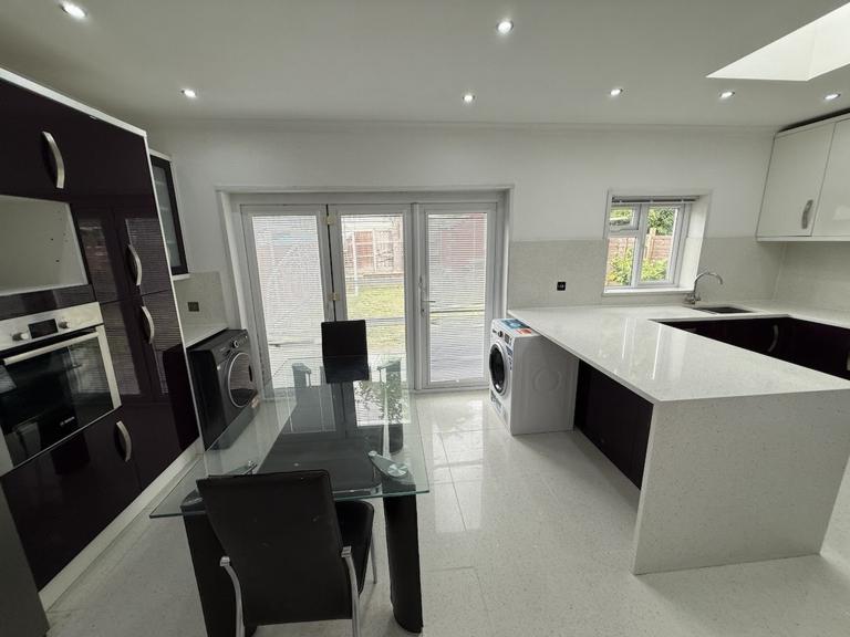 Fleming Mead, Mitcham, CR4 3 bed end of terrace house - £2,300 pcm (£531 pw)