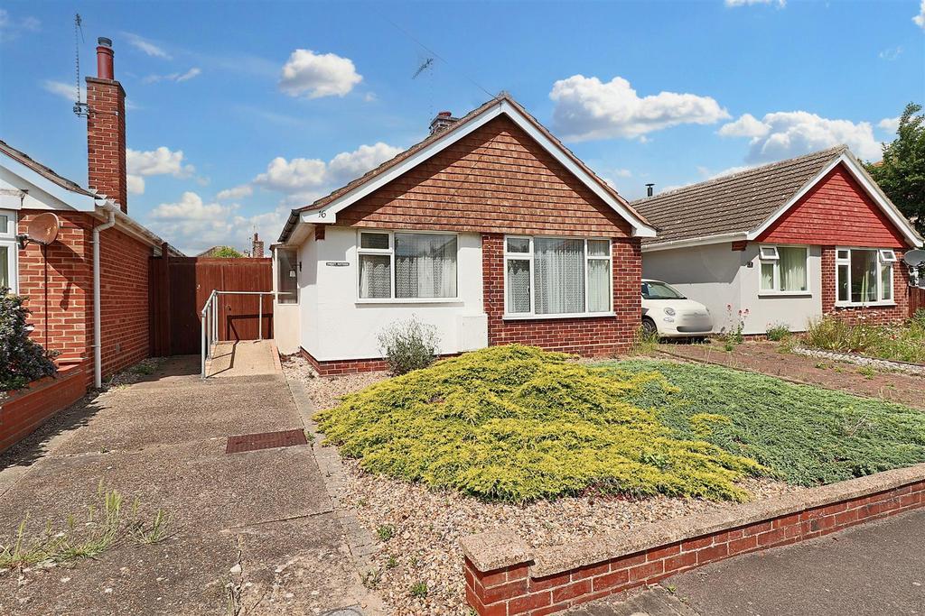 Witney Green, Lowestoft 2 bed detached bungalow - £195,000