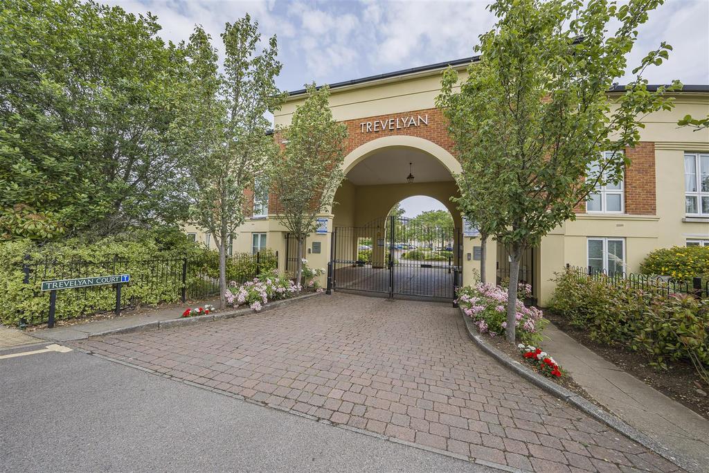 Trevelyan Court, Windsor 3 bed apartment for sale - £445,000