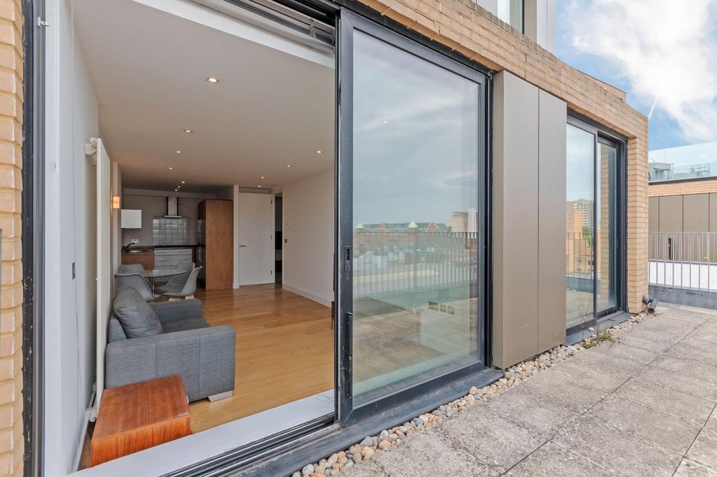 Plumbers Row, Whitechapel, E1 2 bed flat - £2,750 pcm (£635 pw)