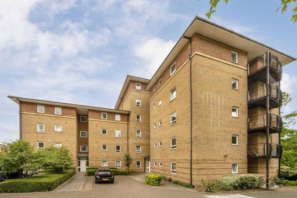 Martock Gardens, London N11 2 bed flat for sale - £450,000