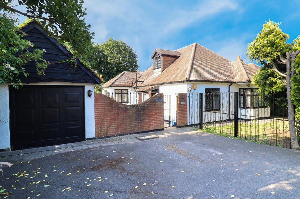 Tyler Avenue, Basildon, Essex, SS15 4 bed detached house for sale - £ ...