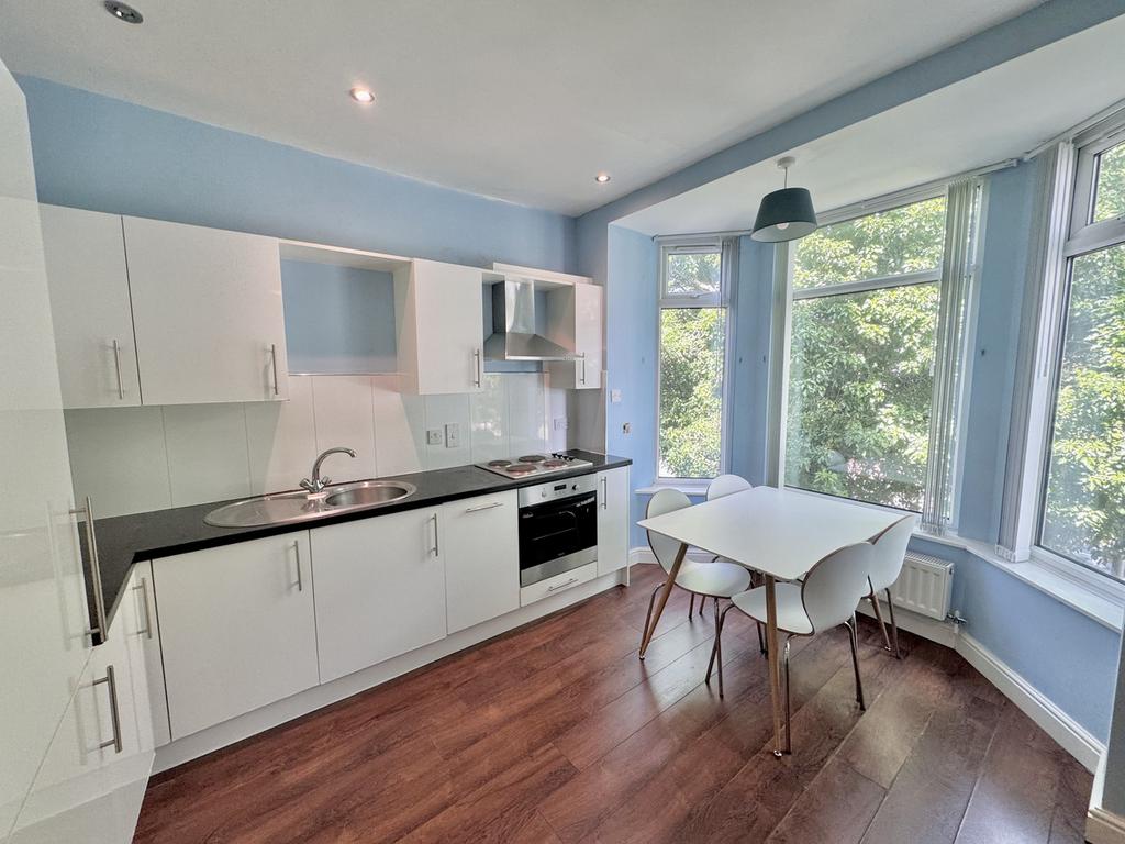 Liverpool Road, Eccles, M30 7BY 2 bed flat - £775 pcm (£179 pw)