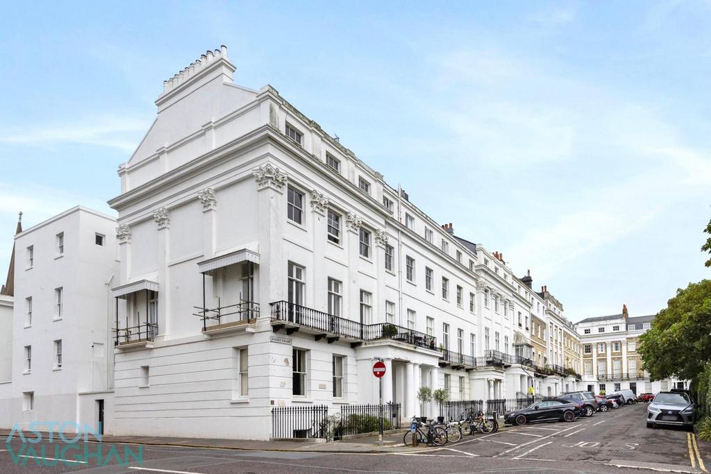 Sussex Square, Brighton BN2 2 bed apartment - £1,750 pcm (£404 pw)