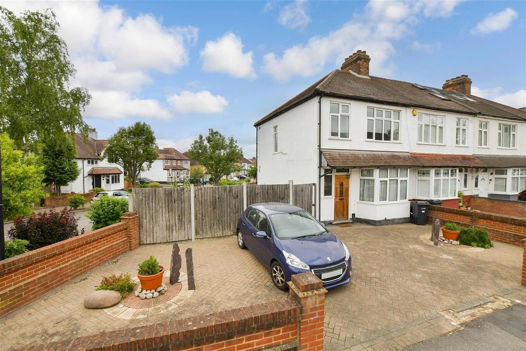 Roding Lane North, Woodford Green, Essex 3 bed link detached house for ...