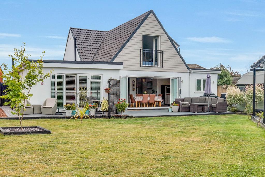 Chelsworth Close, Thorpe Bay SS1 6 bed detached house for sale - £875,000