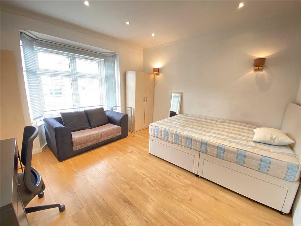 St Andrews Road, Acton House share - £900 pcm (£208 pw)