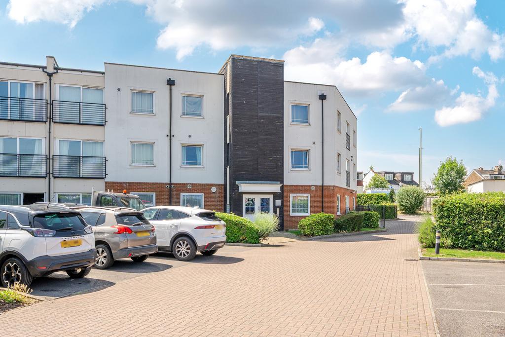 Buffers Lane, Leatherhead 2 bed ground floor flat for sale - £264,950