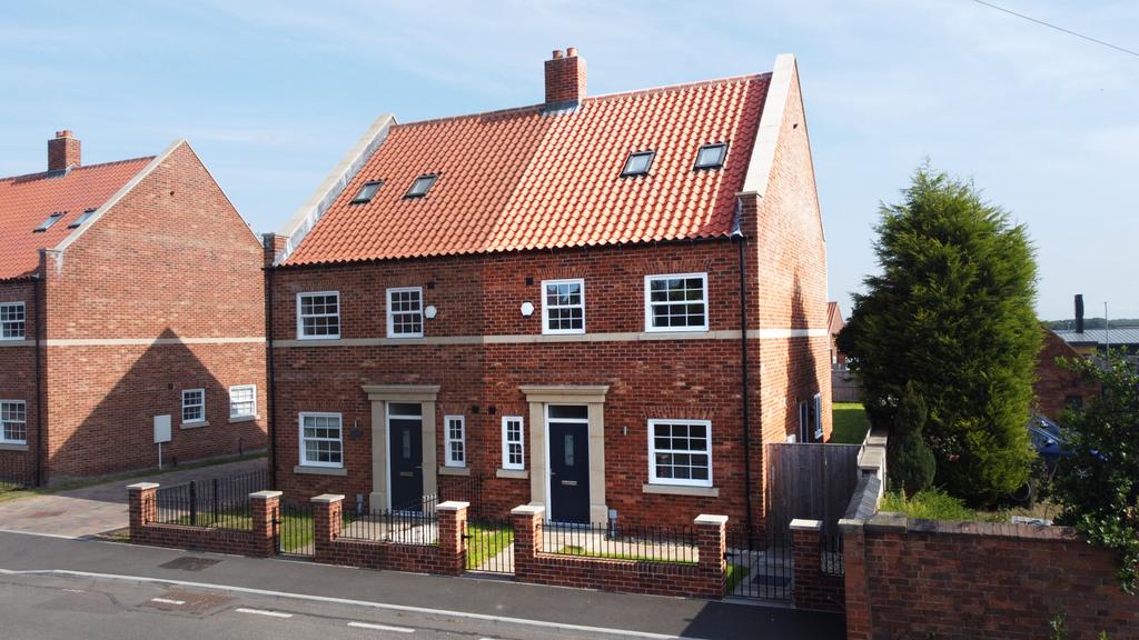 High Street, Elkesley, Retford, DN22 4 bed semi-detached house - £320,000