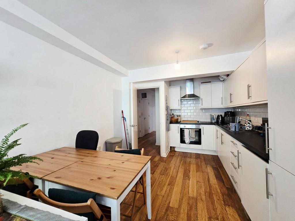 Camberwell Road, London SE5 2 bed flat to rent - £1,800 pcm (£415 pw)