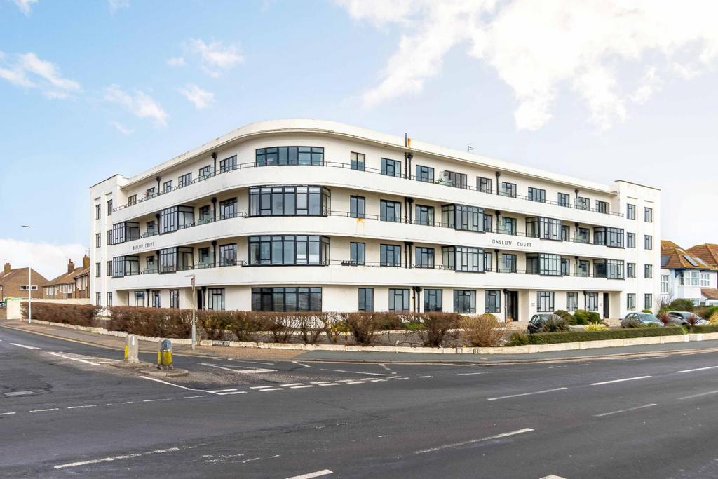 Brighton Road, Worthing 1 bed flat - £140,000