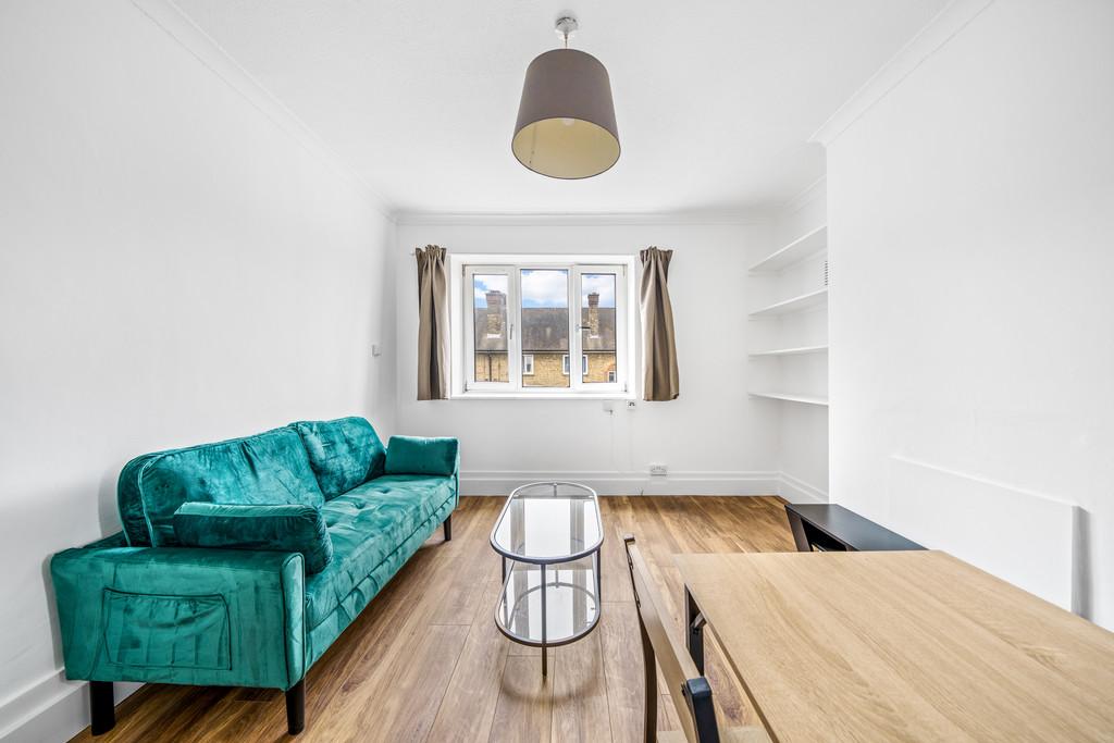 Tooting Grove, Tooting SW17 3 bed apartment to rent - £2,500 pcm (£577 pw)