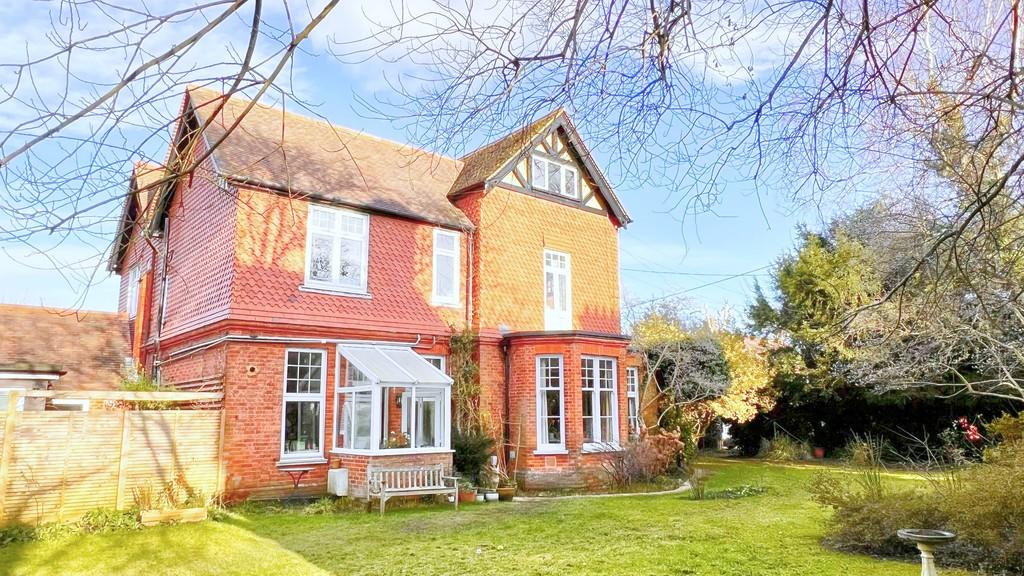 Weston Road, Hampshire GU31 1 bed flat - £1,100 pcm (£254 pw)