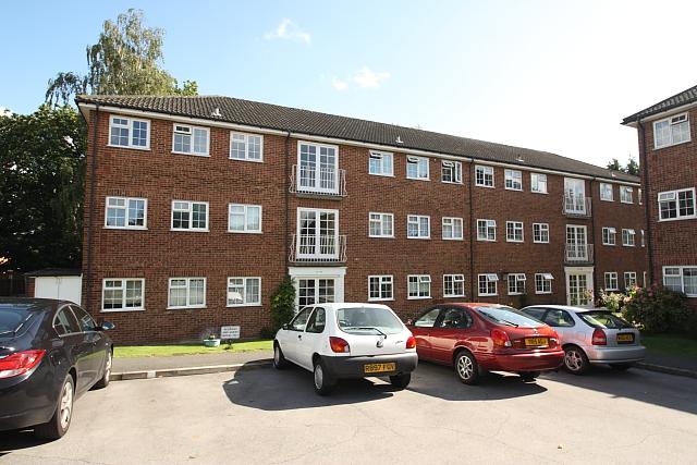 Woking GU22 2 bed flat - £1,500 pcm (£346 pw)