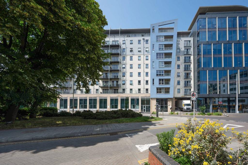 Enterprise Place, Woking, GU21 2 bed flat for sale - £290,000