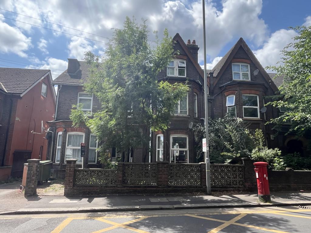 Biscot Road 1 bed flat to rent - £1,100 pcm (£254 pw)