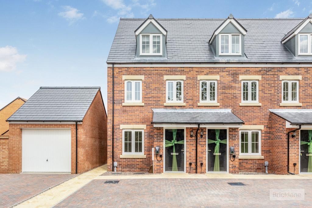 Rothwell NN14 3 bed semi-detached house to rent - £1,550 pcm (£358 pw)