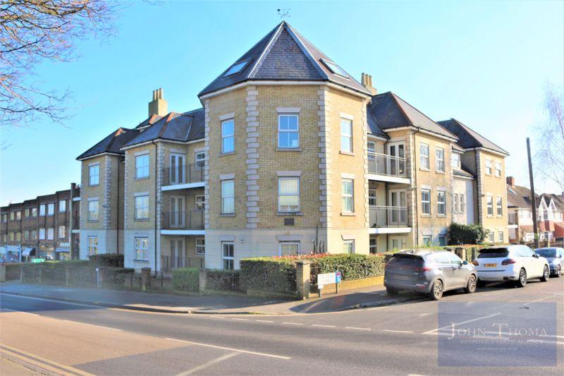 Manor Road, Chigwell IG7 3 bed apartment to rent - £2,650 pcm (£612 pw)