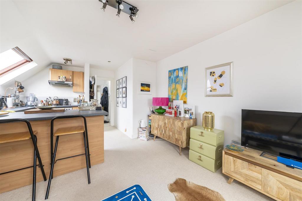 Welldon Crescent, Harrow, HA1 1 bed flat - £1,350 pcm (£312 pw)
