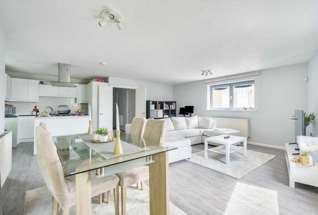 Streatham High Road, London SW16 3 bed apartment for sale - £425,000