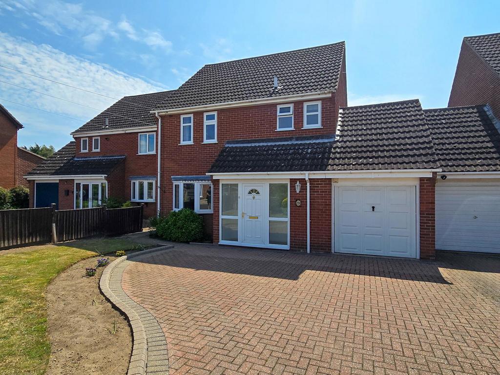 Hargham Road, Attleborough NR17 4 bed link detached house - £300,000