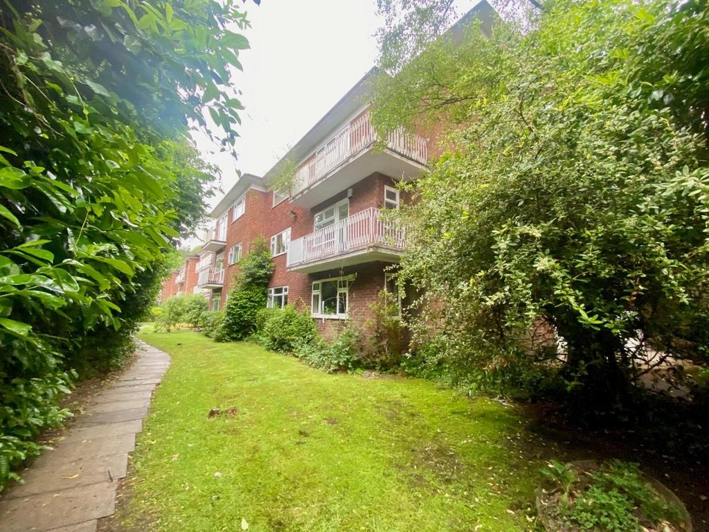 Riverside Court, Didsbury 2 bed flat for sale - £240,000