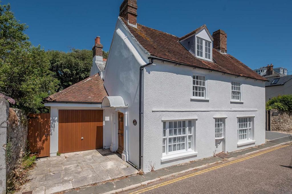 High Street, Yarmouth 3 bed detached house to rent - £1,800 pcm (£415 pw)