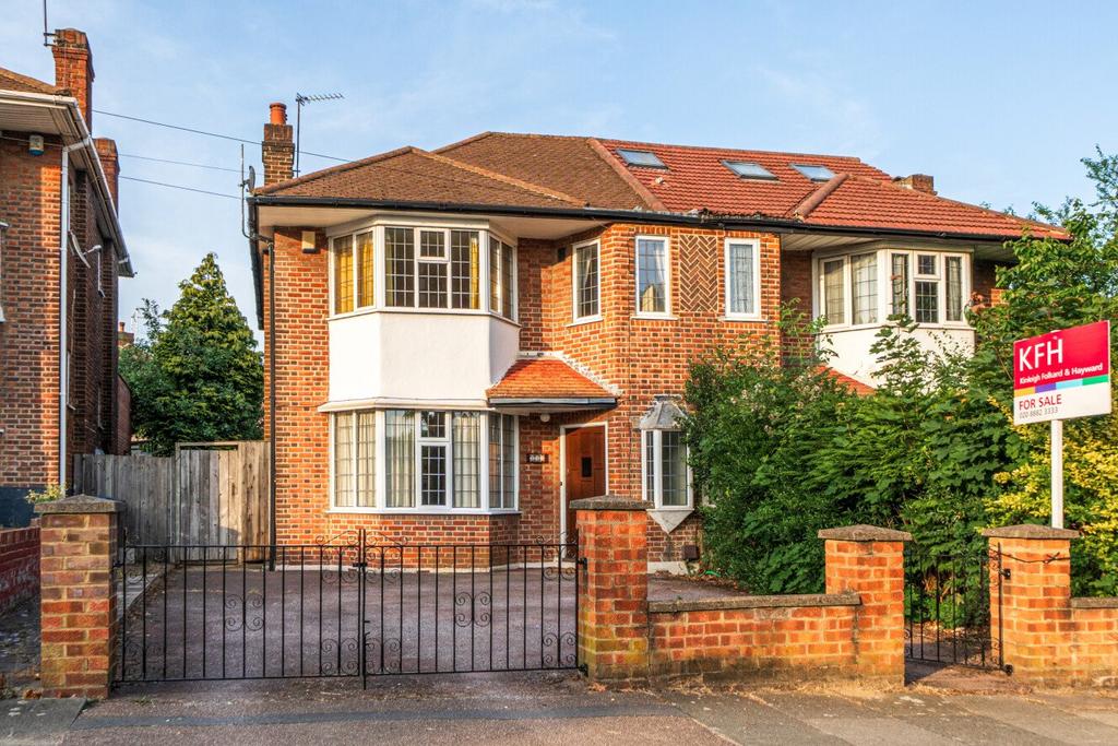 Hampden Way, London, N14 3 bed semi-detached house for sale - £750,000