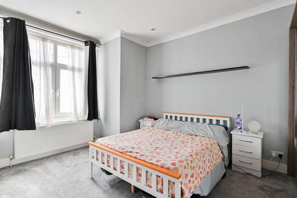 Kettering Road, Streatham, London, SW16 2 bed flat - £2,750 pcm (£635 pw)