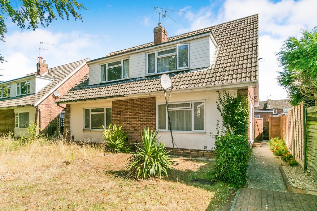 Fairwater Drive, Woodley, Reading, RG5 3 bed semi-detached house - £ ...