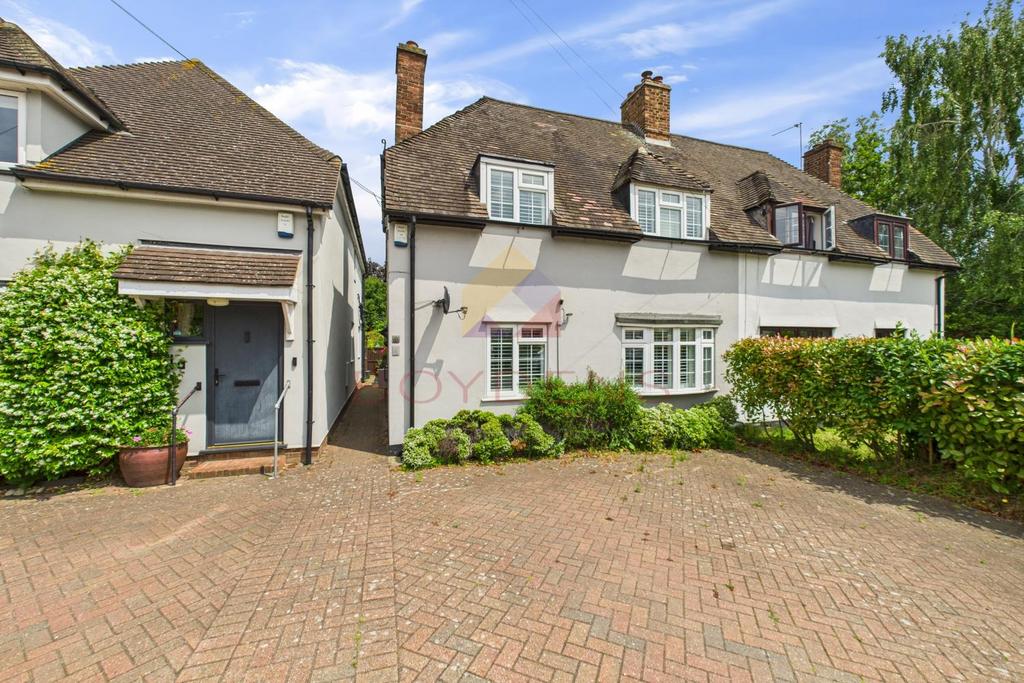 Fordson Road, Chelmsford CM2 3 bed semi-detached house - £375,000