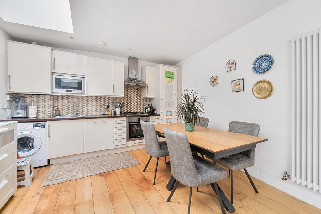 Balham High Road, Balham, London, SW12 2 bed semi-detached house for ...