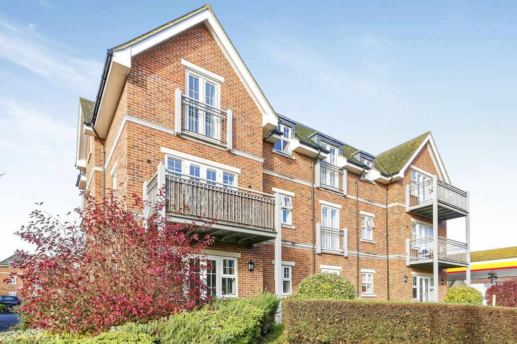 Bramshott Place, Fleet, GU51 2 bed flat - £1,325 pcm (£306 pw)