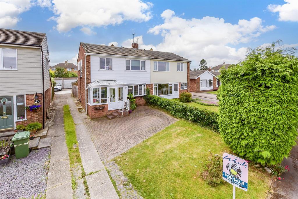 Springett Way, Coxheath, Maidstone, Kent 3 bed semi-detached house - £ ...