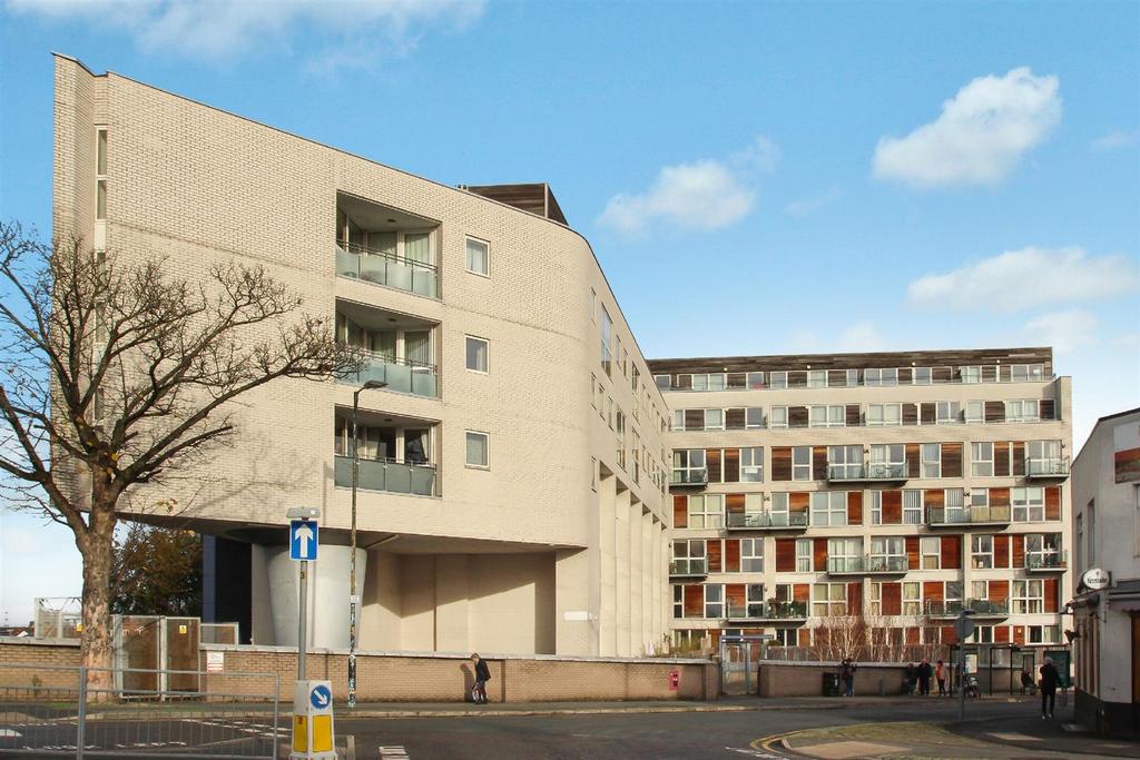 Broad Road, Sale 2 bed apartment - £888 pcm (£205 pw)