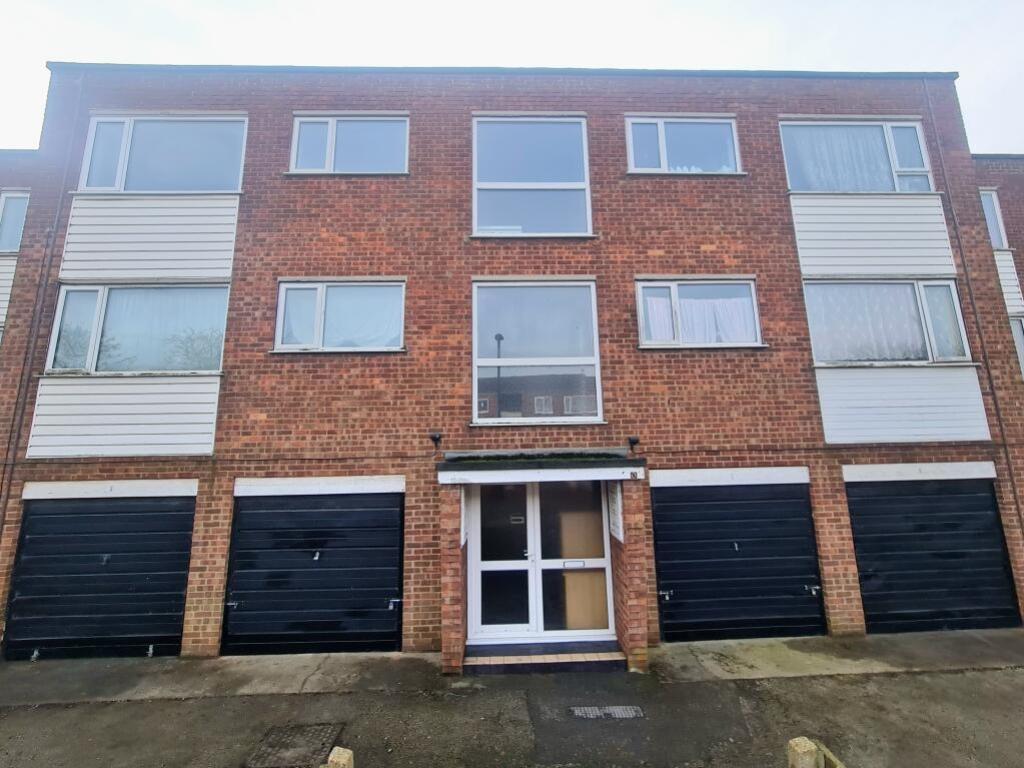 12 Thorgam Court, Grimsby... 2 bed flat - £595 pcm (£137 pw)