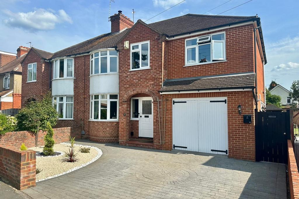 Edward Avenue, CAMBERLEY GU15 4 bed semi-detached house for sale - £600,000