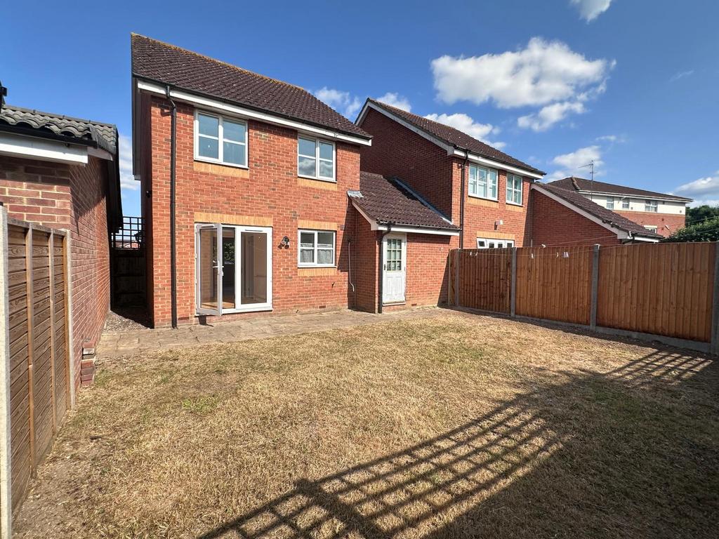Slough SL1 3 bed detached house to rent - £1,900 pcm (£438 pw)
