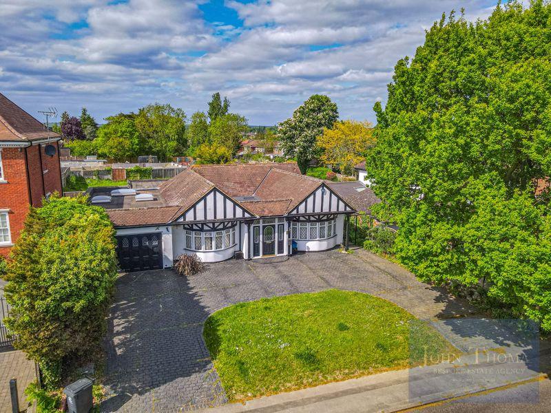 Manor Road, Chigwell IG7 5 bed detached bungalow for sale - £1,695,000