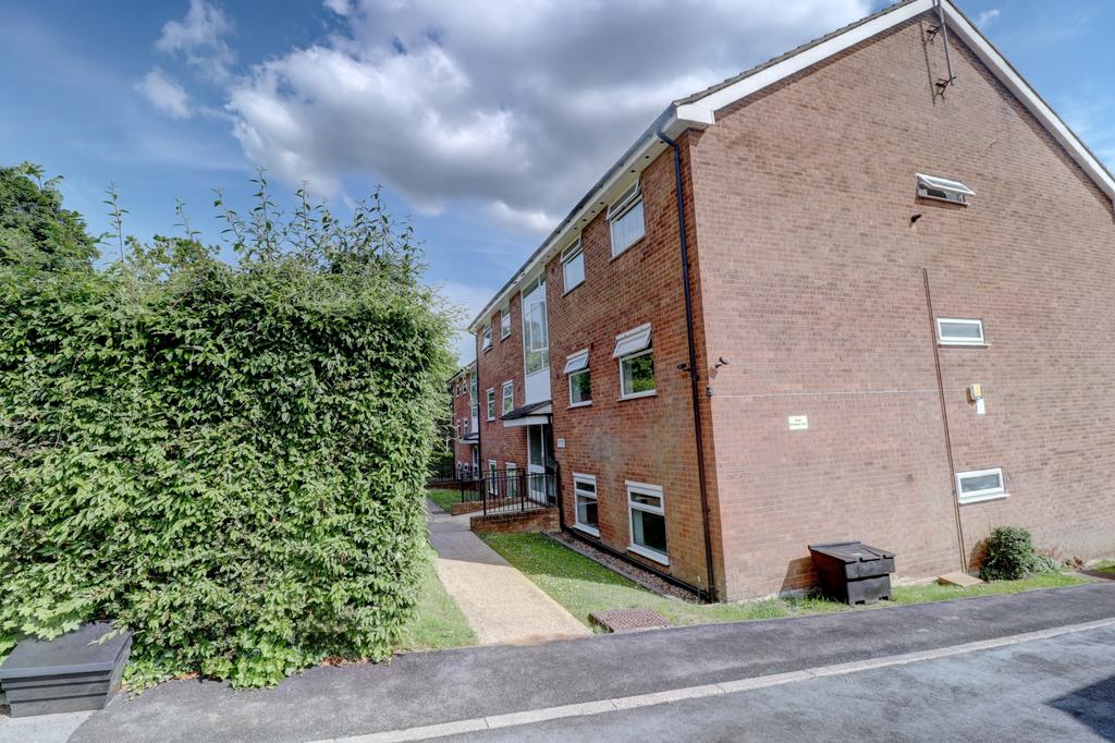 Shrubbery Road, Buckinghamshire HP13 2 bed apartment - £1,450 pcm (£335 pw)