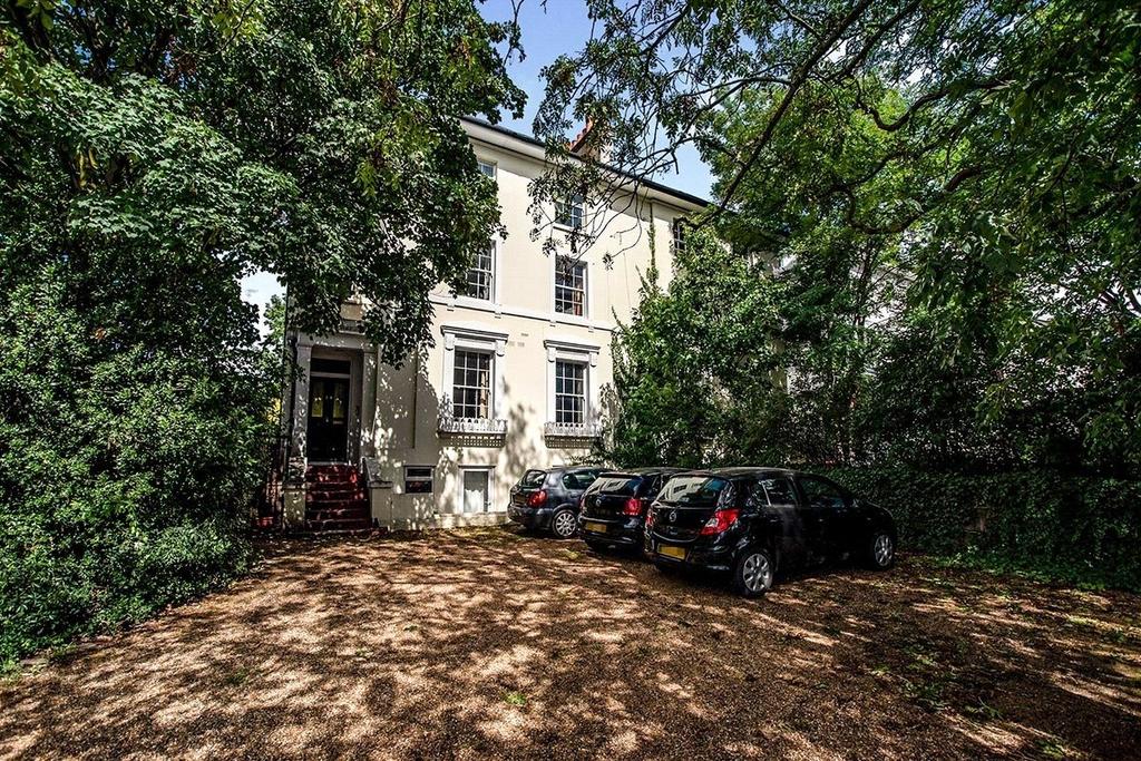 Shooters Hill Road, London SE3 2 bed flat to rent - £1,900 pcm (£438 pw)