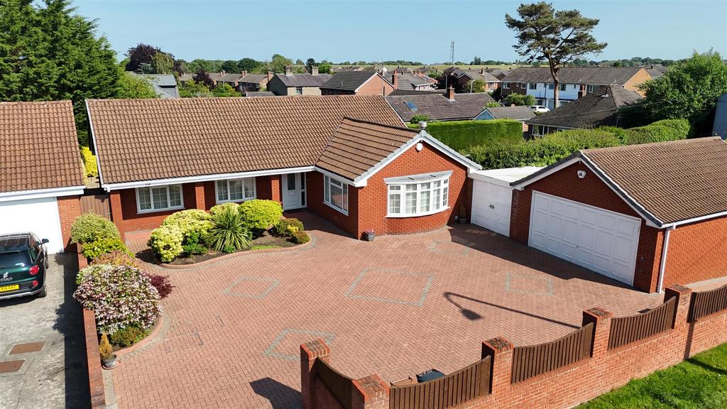 Pensby Road, Thingwall, Wirral 4 bed detached bungalow for sale - £475,000