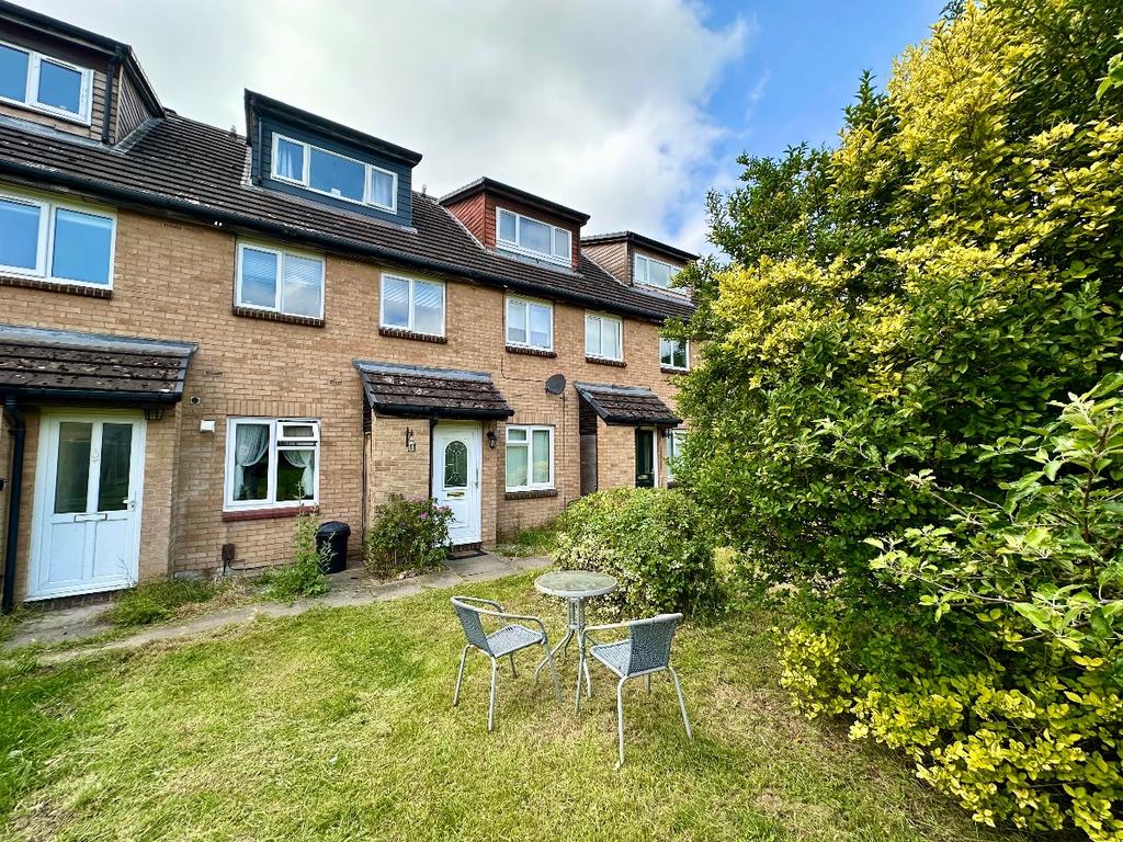 Cornflower Way, Romford 2 bed maisonette to rent - £1,550 pcm (£358 pw)