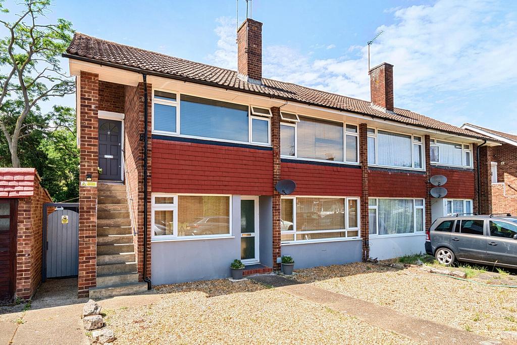 Cedar Way, Sunbury-On-Thames, TW16 2 bed maisonette for sale - £325,000
