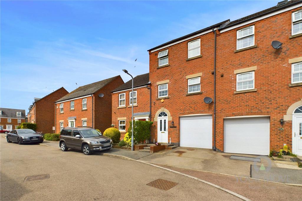 Burdock Way, Kettering NN14 3 bed terraced house to rent - £1,250 pcm ...