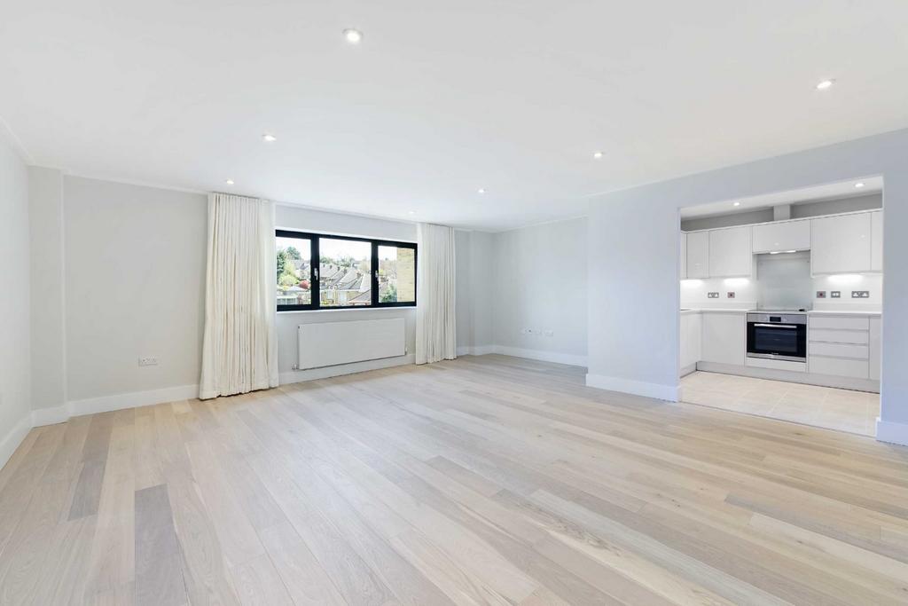 Hadlow House, High Street BR6 2 bed flat - £1,750 pcm (£404 pw)