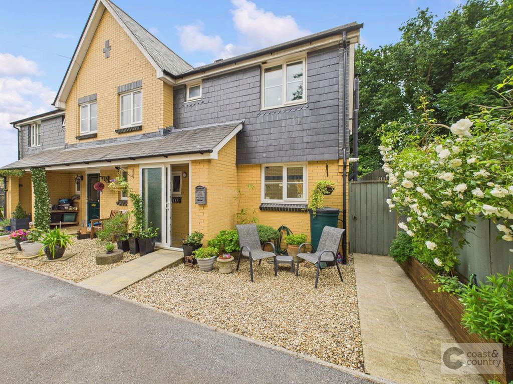 Brow Hill, Heathfield 2 bed end of terrace house for sale - £265,000