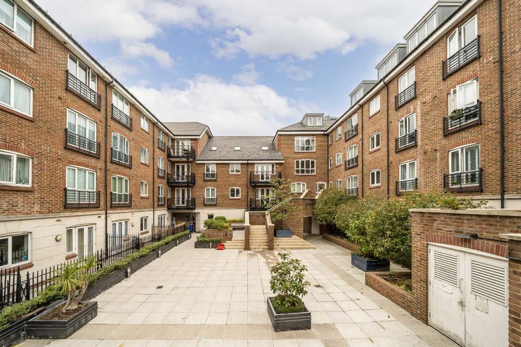 High Street, Brentford TW8 2 bed flat - £1,998 pcm (£461 pw)
