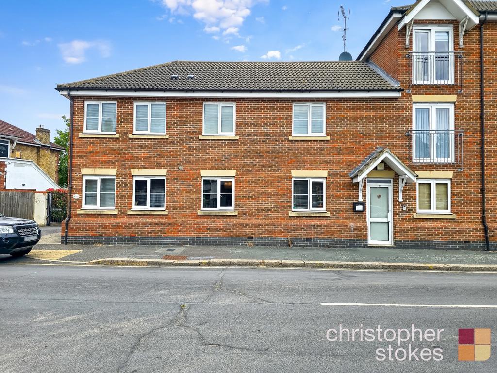 Glebe Court, Clarendon Road... 2 bed ground floor maisonette - £300,000