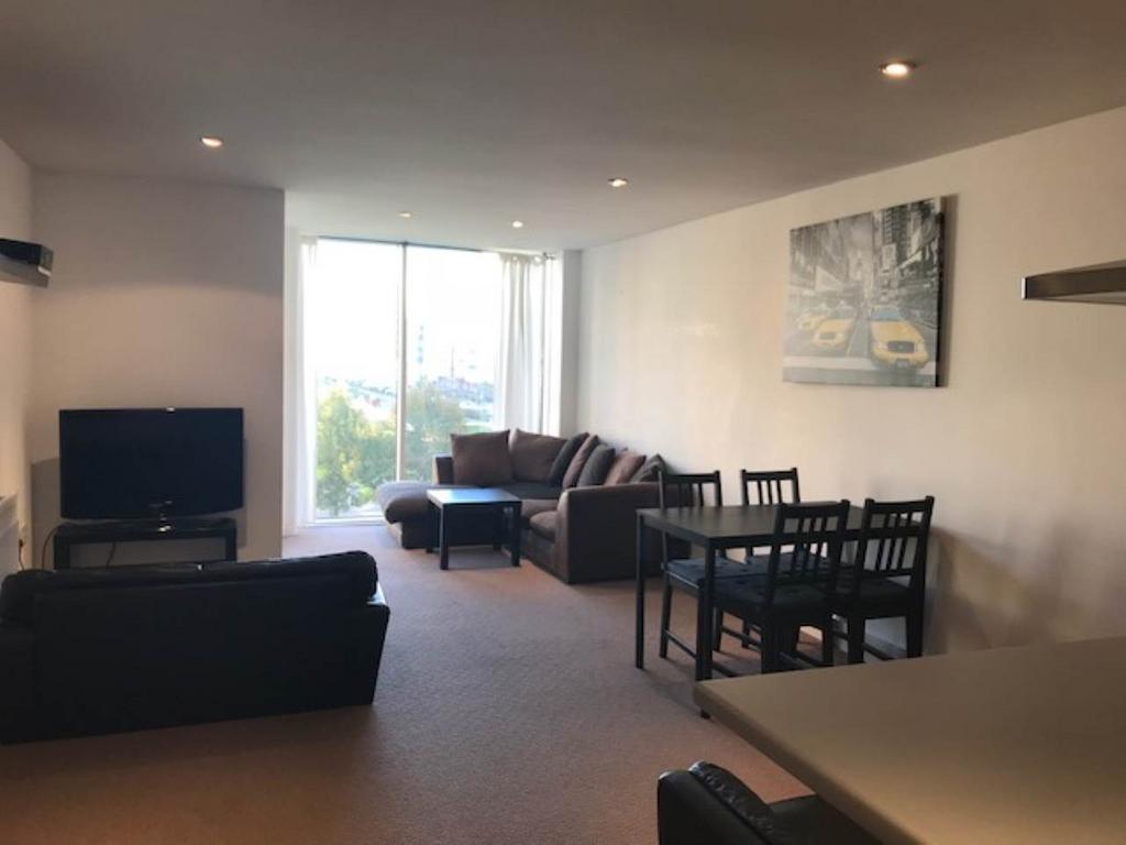 Flatholme House, Ferry Court... 2 bed flat to rent - £1,200 pcm (£277 pw)